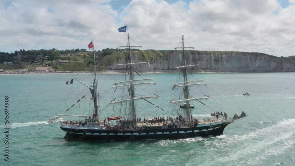Video „Vue aérienne du Belem, voilier trois-mâts français à la sortie ...