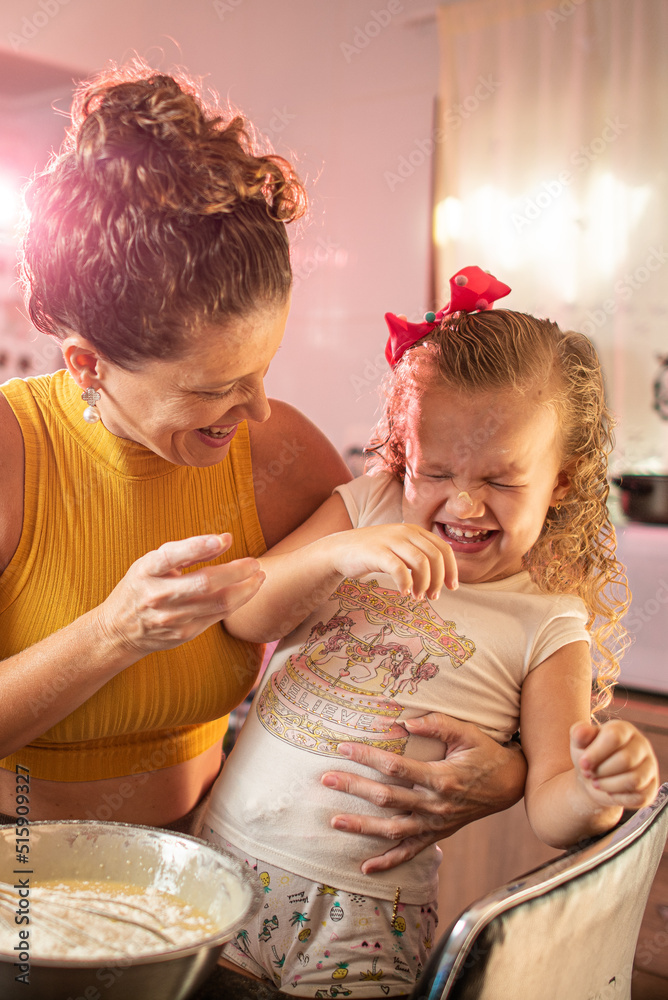 Imagem De Mãe E Filha Brincando Enquanto Cozinham Um Bolo Mulher Loira