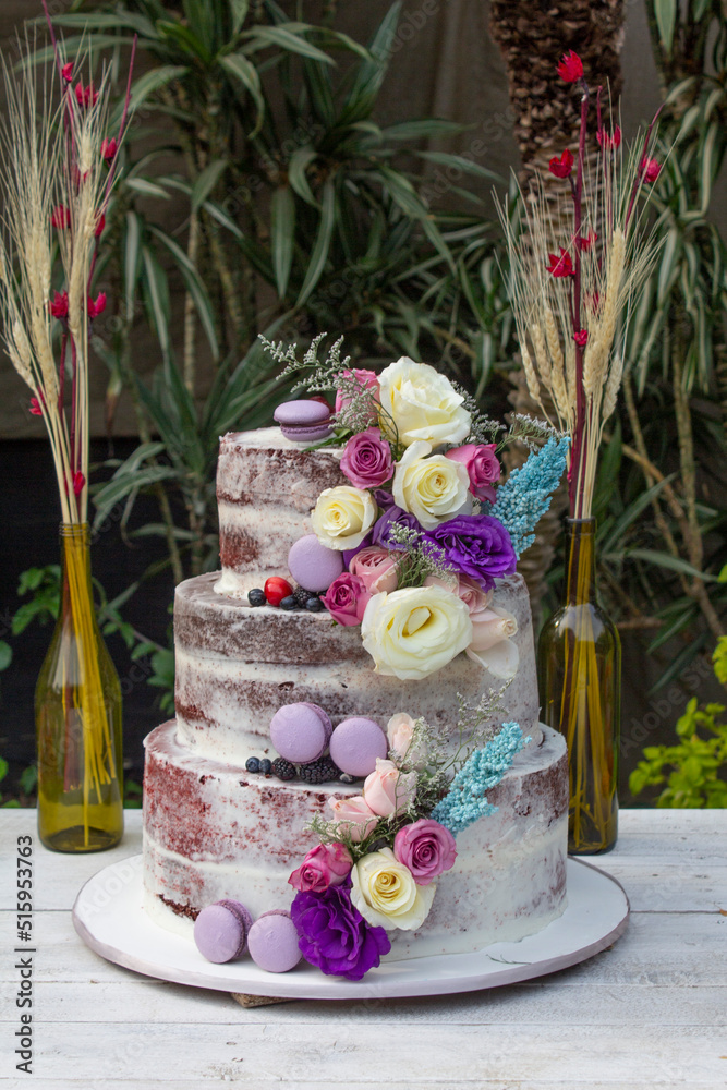 HERMOSO PASTEL DE BODAS DE TRES PISOS DECORADO CON FLORES Y FRUTAS EN ...