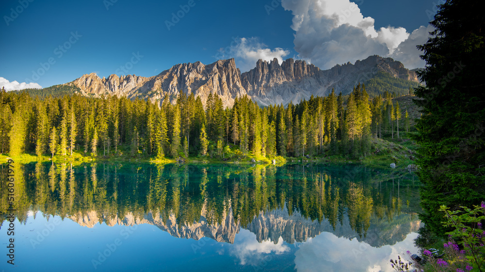 Foto de Awesome alpine highlands. Scenic image of fairy-tale Landscape ...