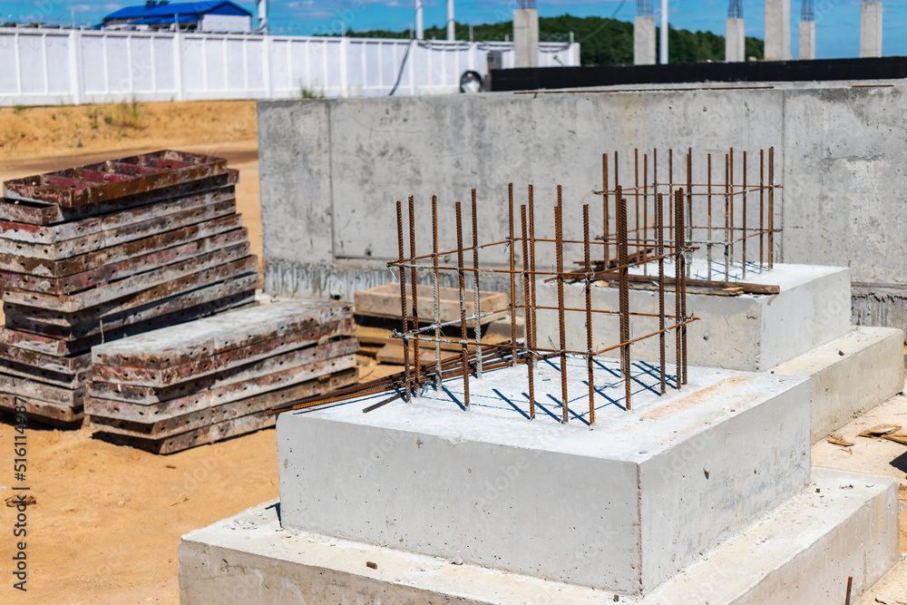 Monolithic reinforced concrete foundations for the construction of a ...