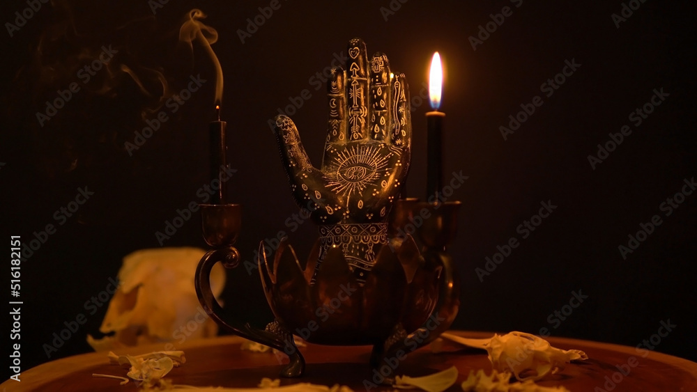 Foto de Fortune teller hand or palmistry on the witch table with animal ...