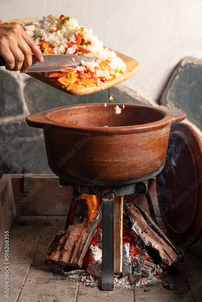 cocinando con leña en olla de barro tradicional Argentina Stock Photo ...