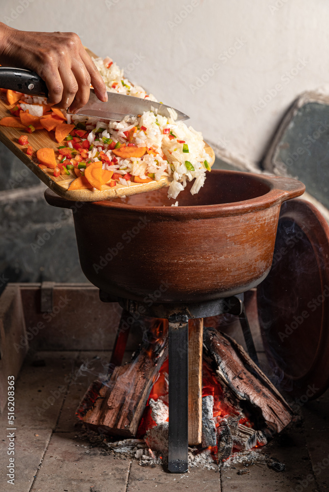 cocinando con leña en olla de barro tradicional Argentina Stock-Foto ...