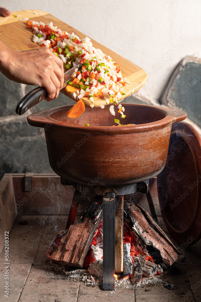 cocinando con leña en olla de barro tradicional Argentina Stock Photo ...