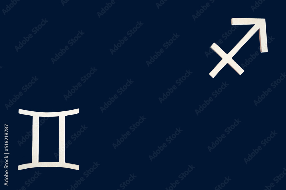 Símbolos astrológicos Géminis- Sagitario sobre fondo oscuro con espacio ...