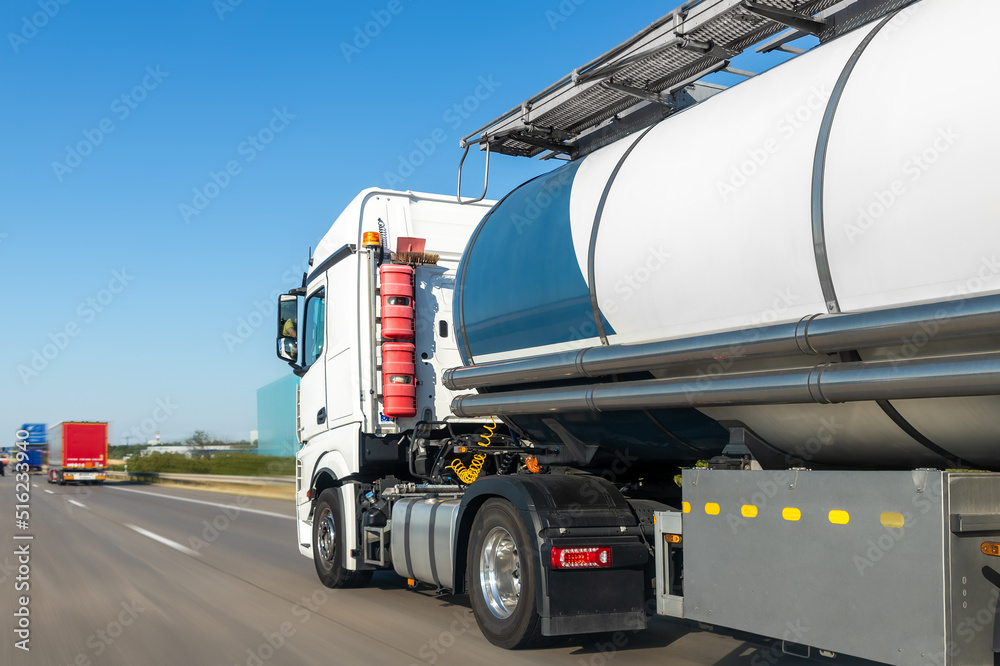 Foto de White big modern tanker shipment cargo commercial semi trailer ...