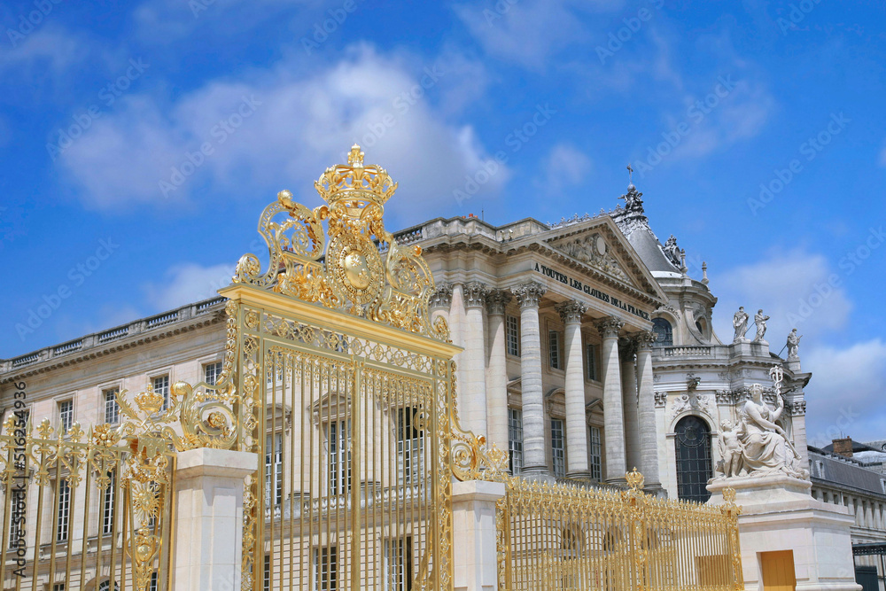 Foto de Gilded gate with crown, entrance to the former royal palace at ...