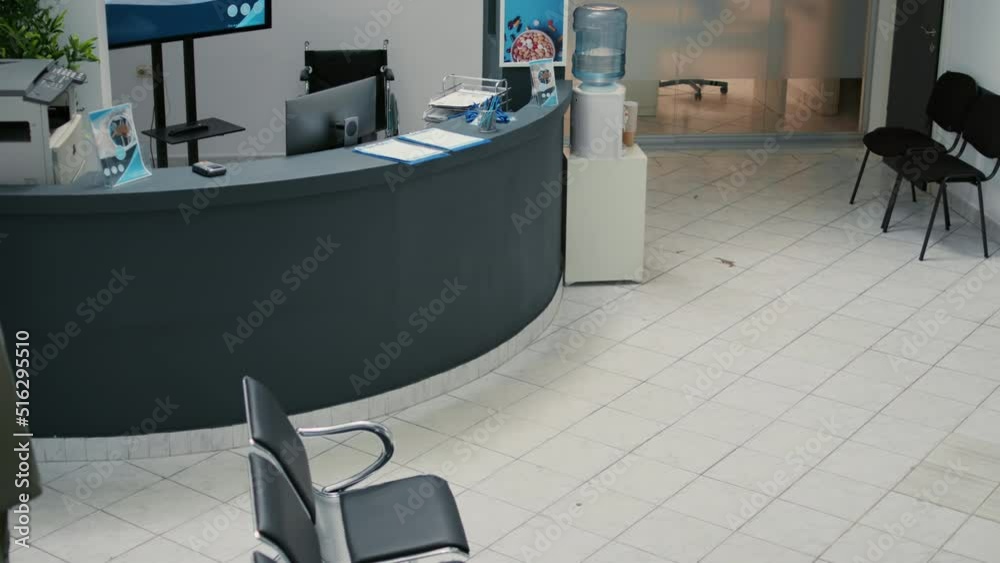 Vidéo Stock Empty hospital reception desk with lobby and waiting area ...
