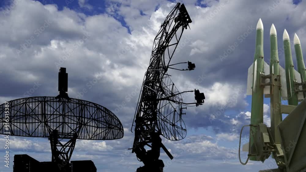 Vidéo Stock Air defense radars of military mobile anti aircraft systems ...