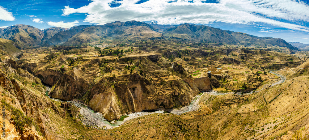 Vista panoramica de terrazas del Inca en el cañón del colca - cañón del ...