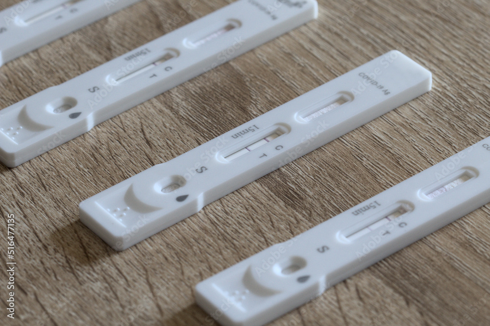plusieurs tests covid 19 positif et négatif (autotest sars-cov 2) Stock ...