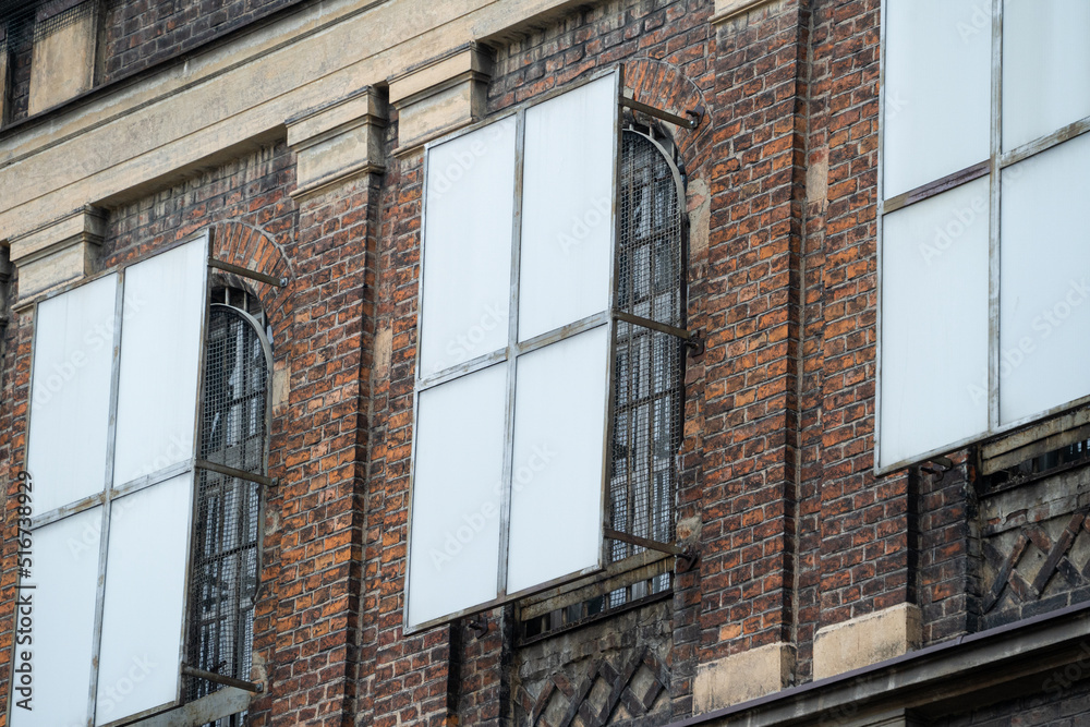 screens in windows that obstruct visual communication in a pre-trial ...