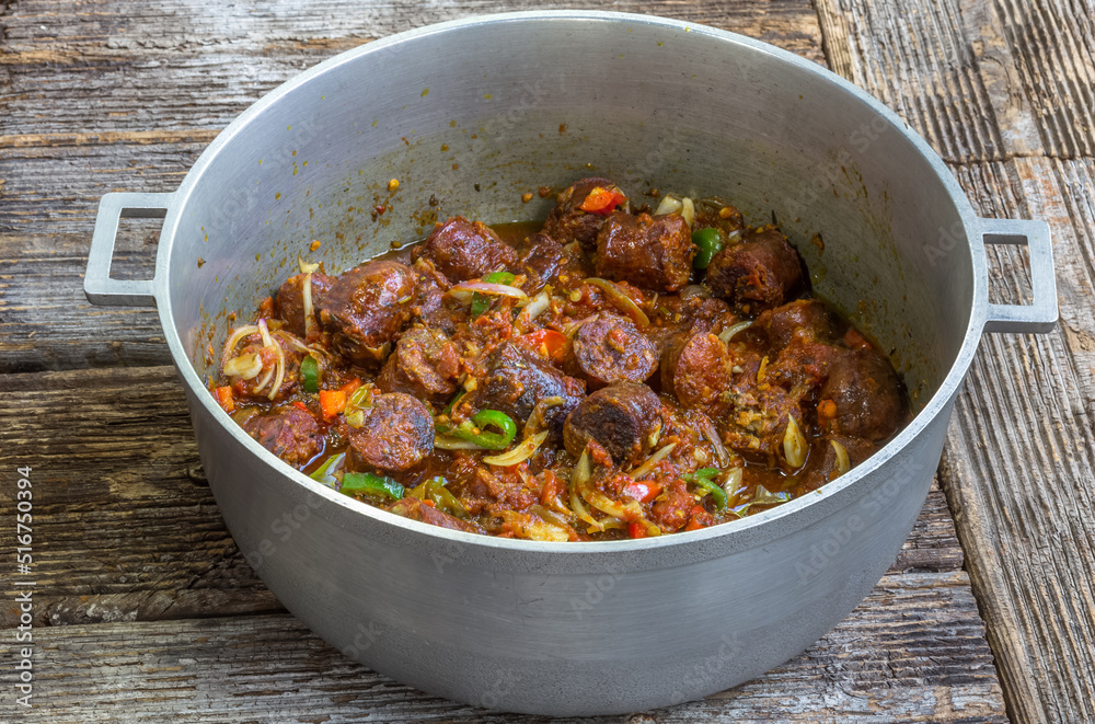 Rougail de saucisses fumées dans une marmite créole réunionnaise Stock ...