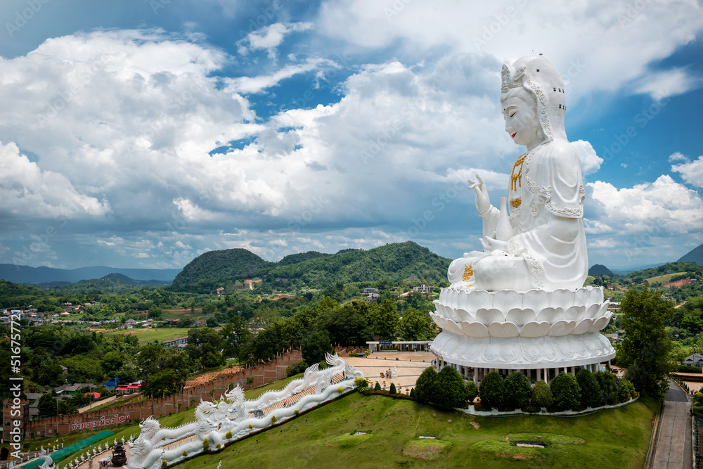 Estatua gigante de Lady Buda y sus alrededores desde las alturas, en ...