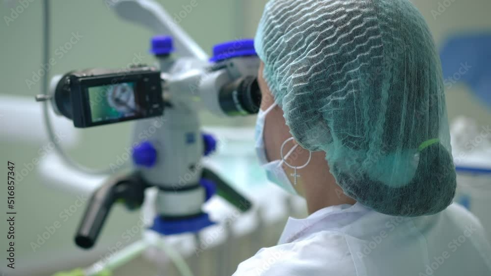 Vidéo Stock Shooting over shoulder of professional orthodontist using ...