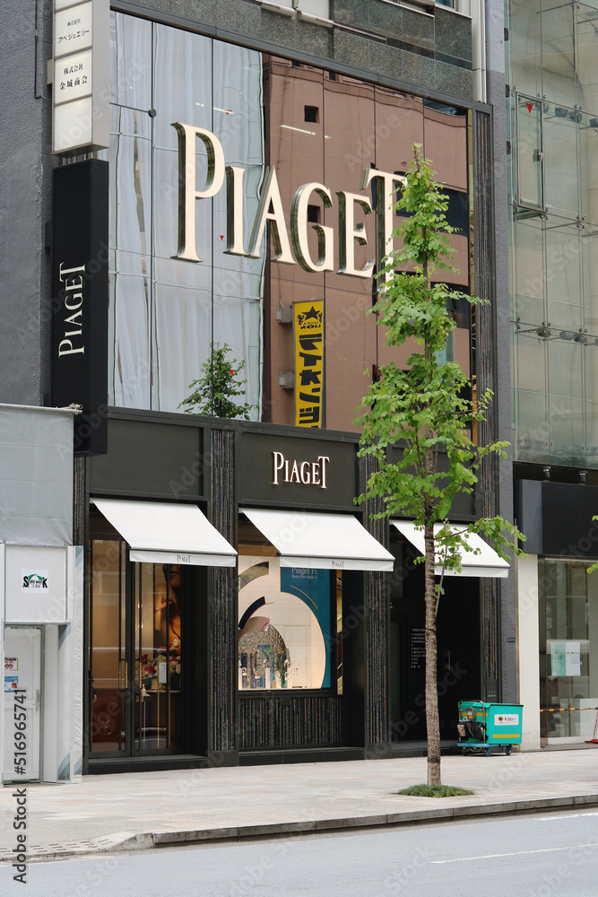 Fotka „TOKYO, JAPAN - July 12, 2022: View of a street in Tokyo's Ginza ...
