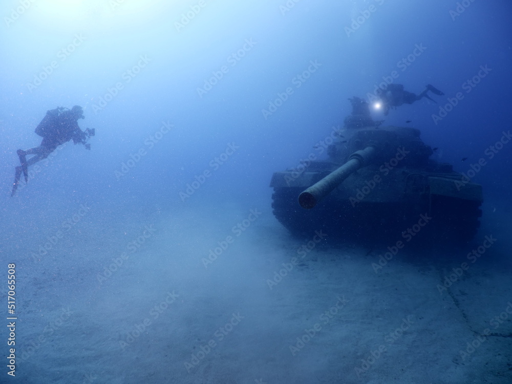 Foto de scuba diver exploring tank wreck underwater wreck dive blue ...