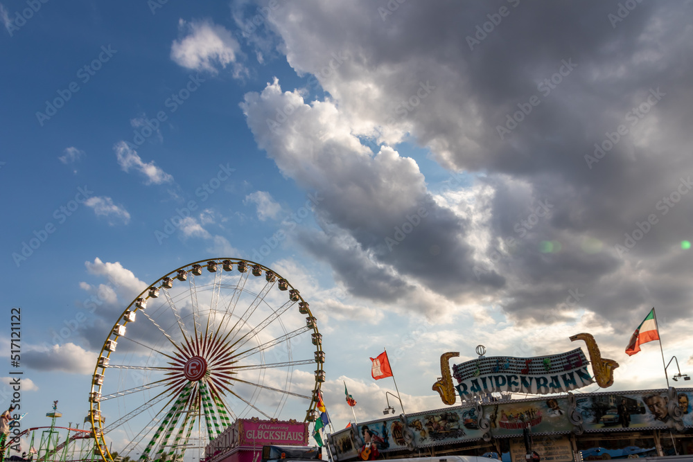 Fotografia do Stock: Dsseldorf, NRW, Germany - 07 14 2022: Big ferris ...