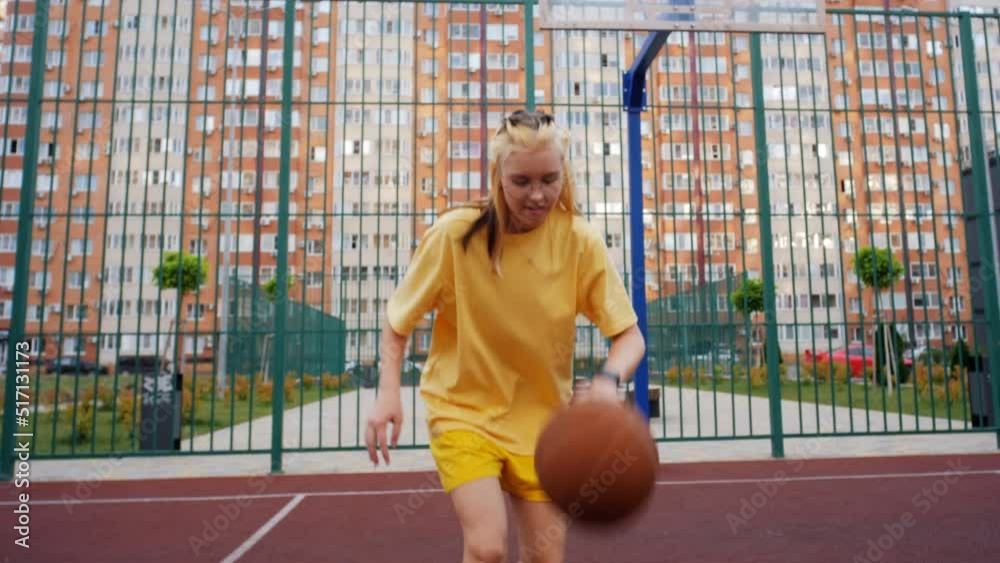 Vidéo Stock A teenage girl is playing basketball on a basketball court ...