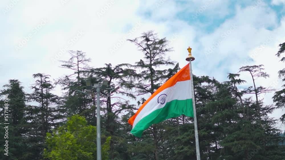 Vidéo Stock Slow motion shot of Indian flag waving at Mall road Manali ...