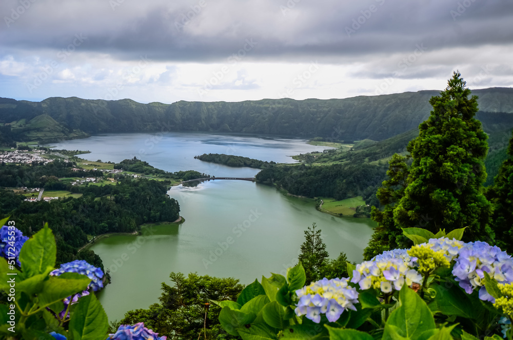 Inselhopping auf den Azoren, See von Sete Cidades mit grünem und blauem ...