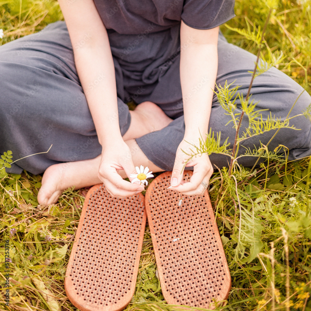 sadhu board standing on nails, sadhu standing on nails, standing on ...