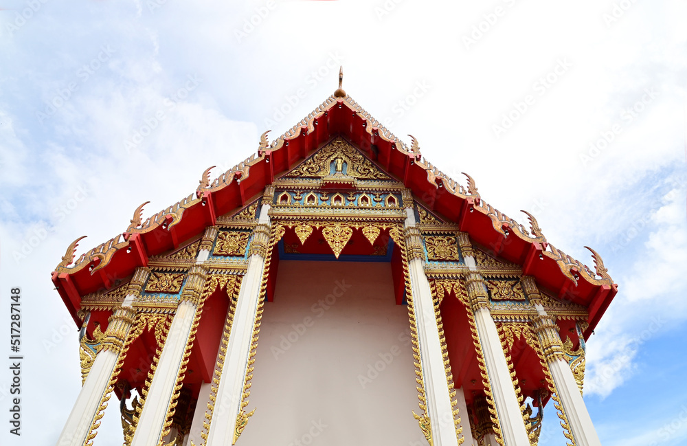Fotka „BANGKOK, THAILAND - July 15, 2022 : Part of the Roof of a temple ...