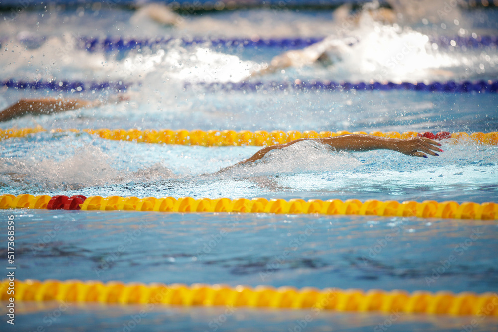 Póster Details with a professional female athlete swimming in an ...