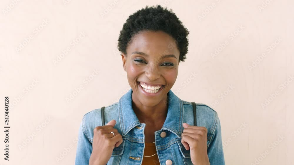 Vidéo Stock Edgy woman laughing and carrying a backpack while standing ...