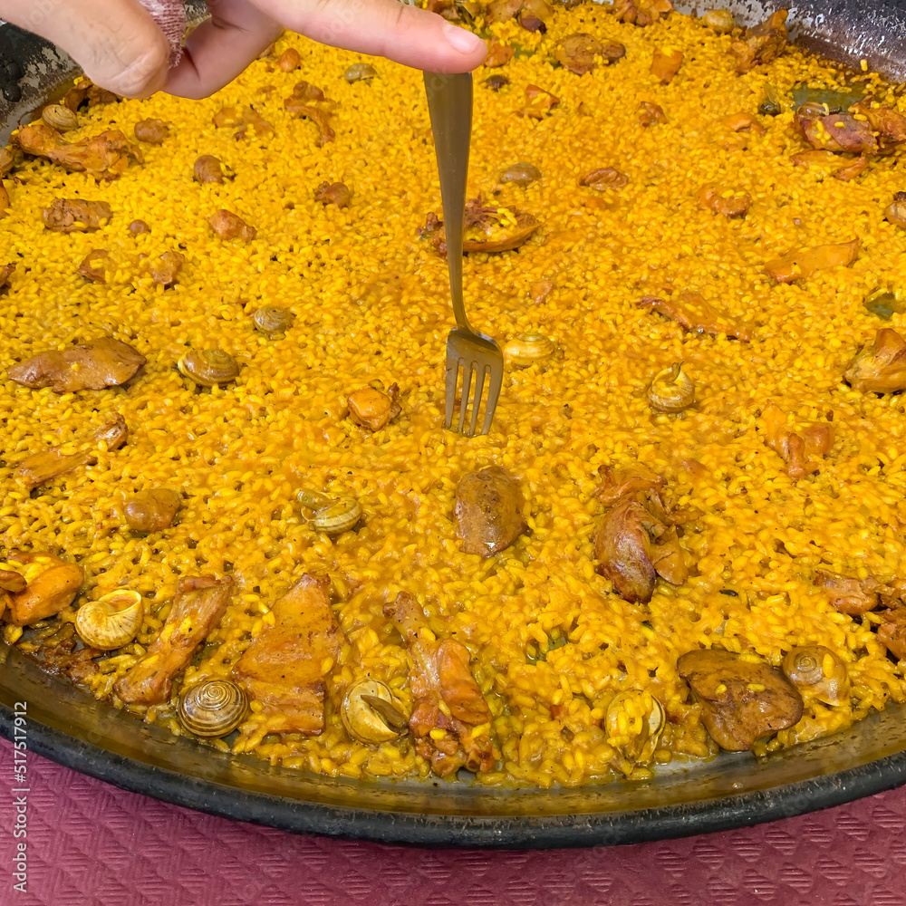 Pointing with a fork at the perfect height of the rice cooked in the ...