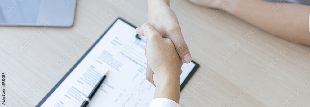 Doctor shake hands to congratulate the patient who came to treat the ...