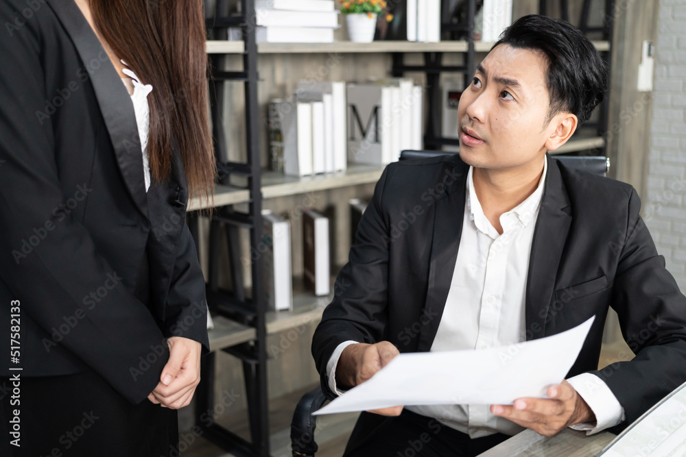 A male boss who pursues responsibility and a female businessman who ...