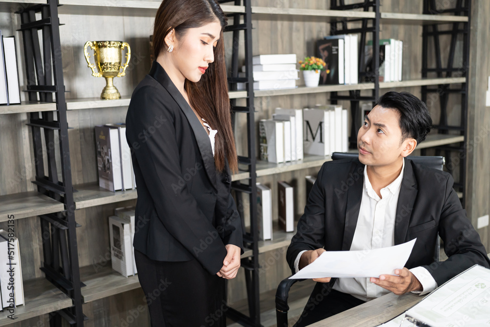 Foto de A male boss who pursues responsibility and a female businessman ...