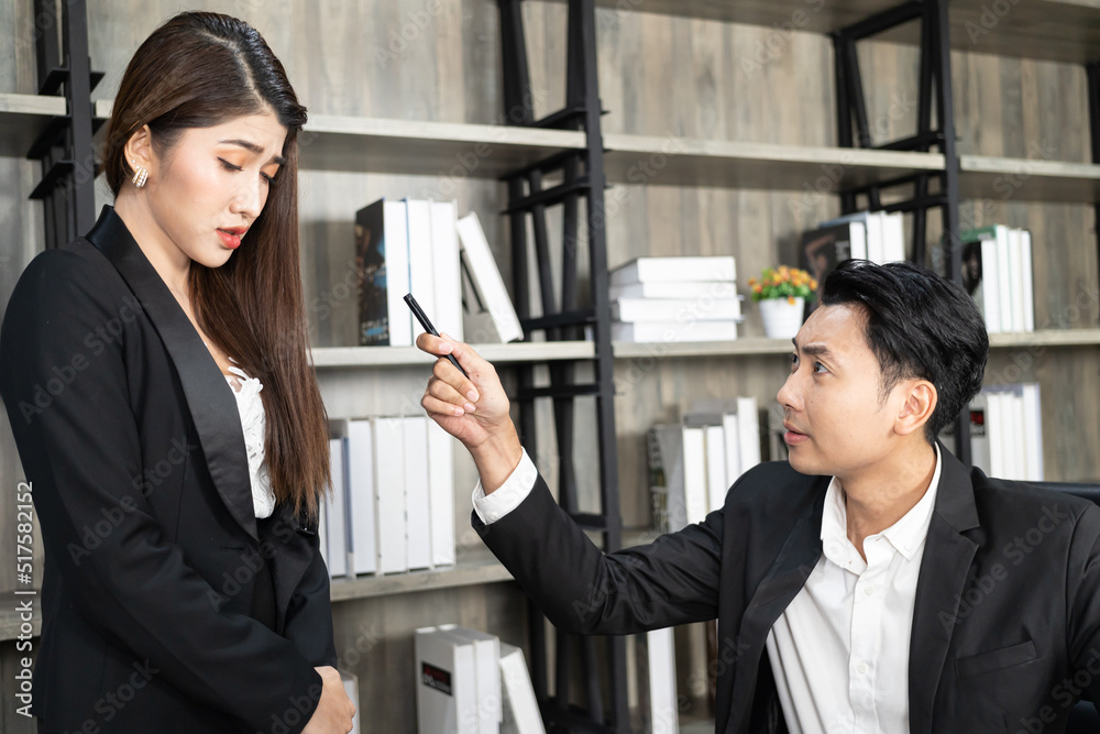 Foto de A male boss who pursues responsibility and a female businessman ...