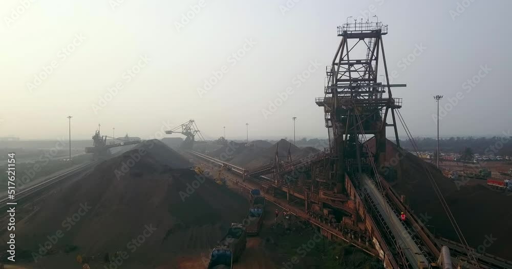 Vídeo do Stock: Stacker Reclaimer Machines, Dump Trucks, And Stockpile ...