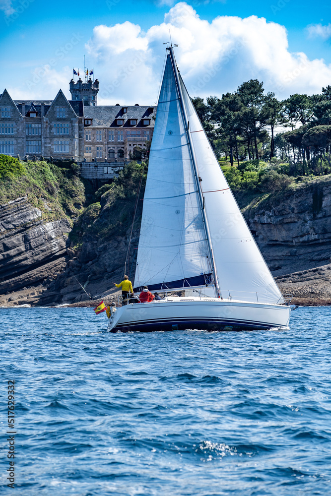 Hermoso velero navegando junto a las rocas y el castillo de fondo Stock ...