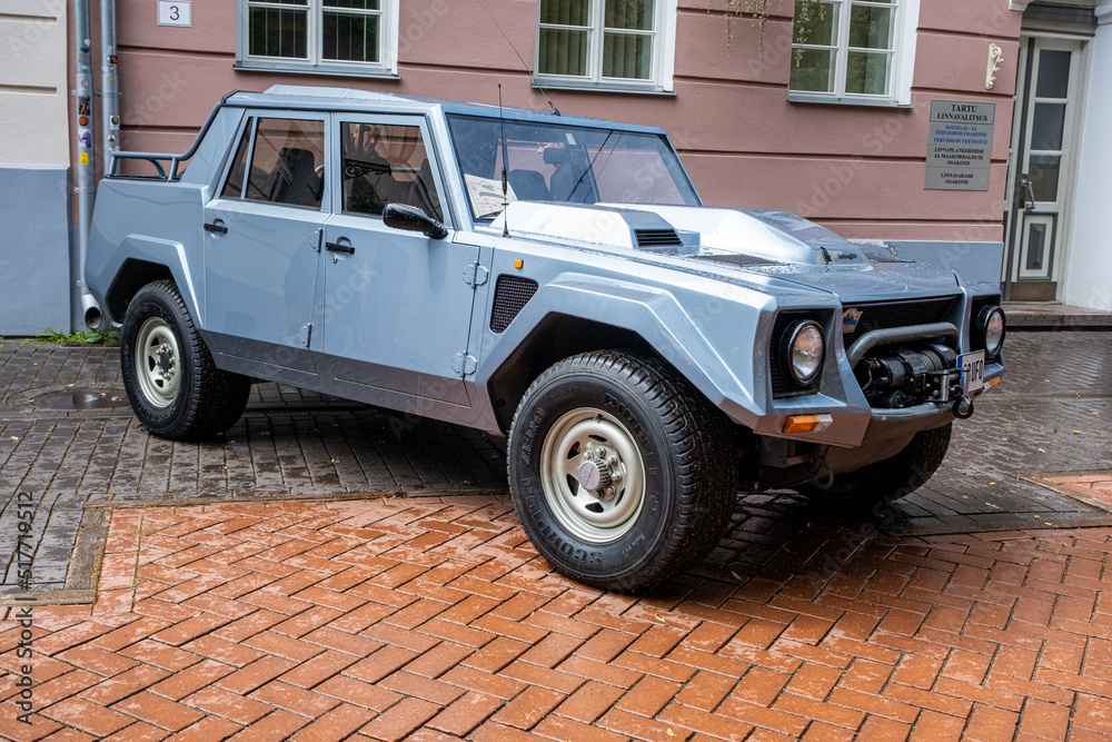 Foto de Tartu, Estonia - July 16, 2022: Old retro cars in the center of ...