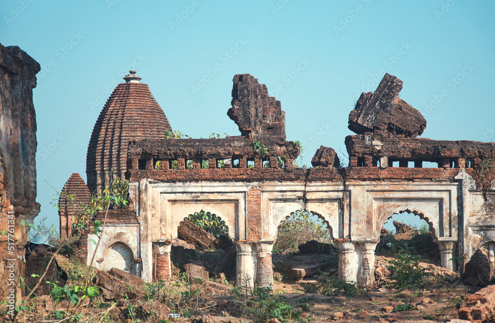 Foto de Dome of Pancharatna Hindu temple visible through ruined brick ...