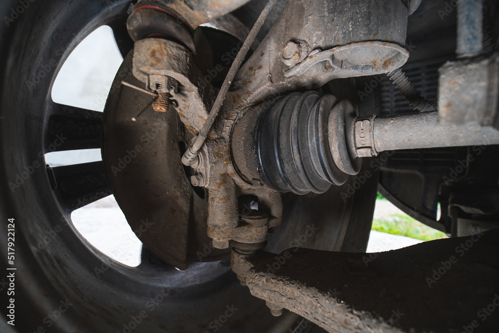 Leaks of lubricants, oil on the rubber seal, boot, swivel mechanism of ...