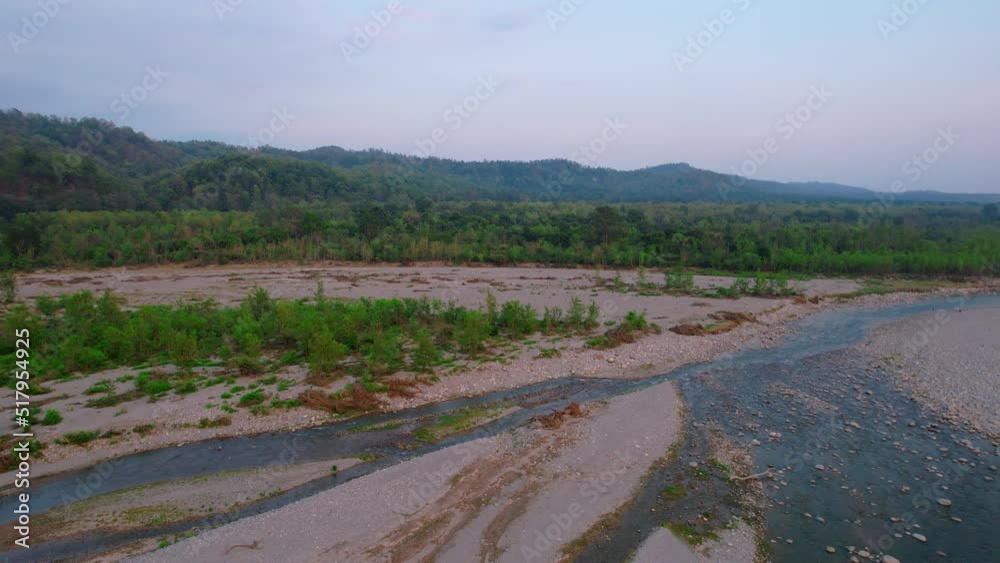 Vidéo Stock aerial drone panning shot going from dried river in jim ...