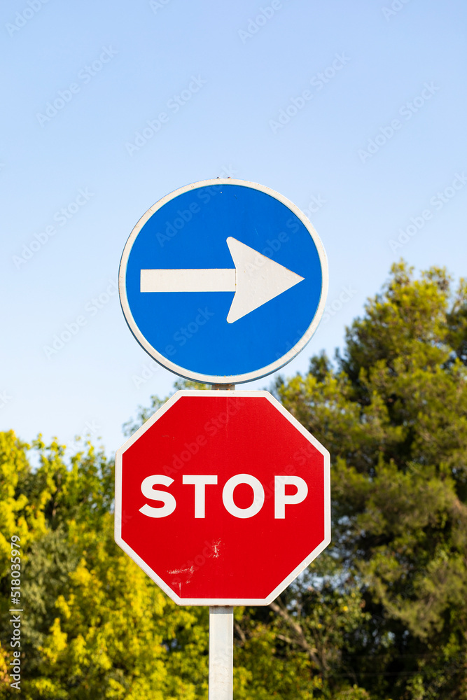 Foto de Señal de stop con una flecha indicando dirección obligatoria ...