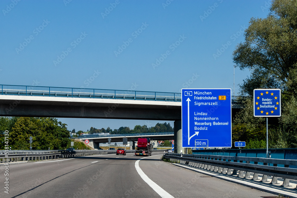 Grenze Österreich/Deutschland auf der Autobahn (A14/A96) bei der ...