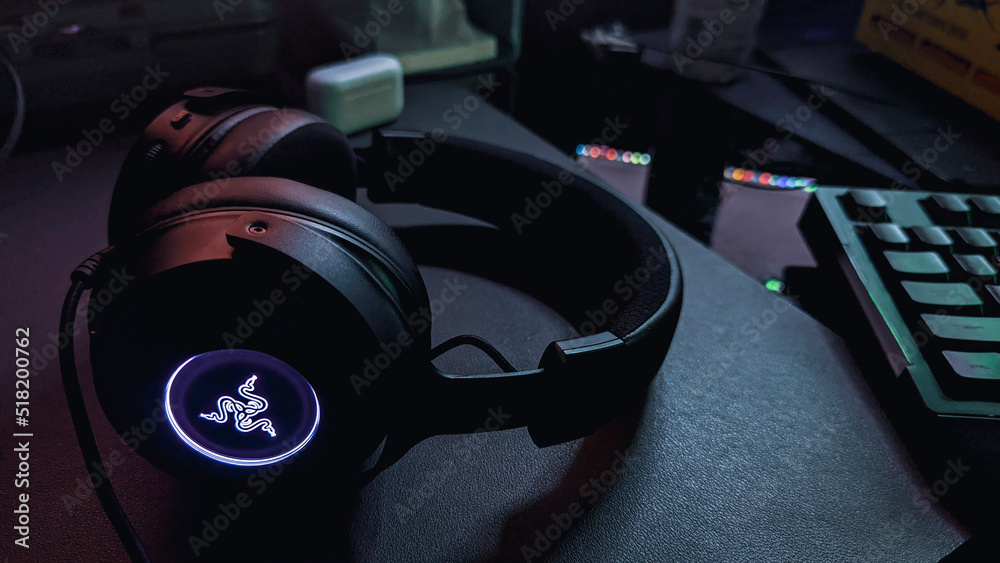 the glowing light of gaming headphones - Razer Kraken V3 Hypersense ...