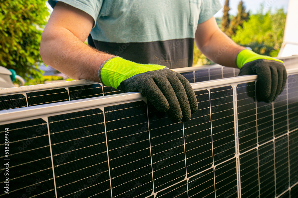 Foto de Solar panel in the hands of a worker.solar power technology ...