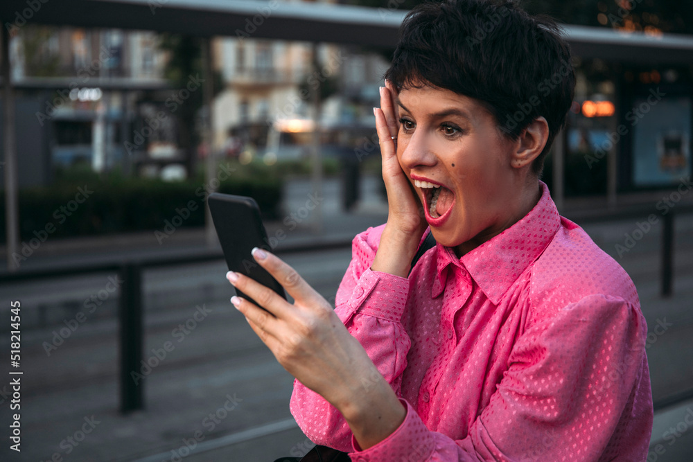 Happy woman face. Emotion woman. Emotional. Love girl. City background ...