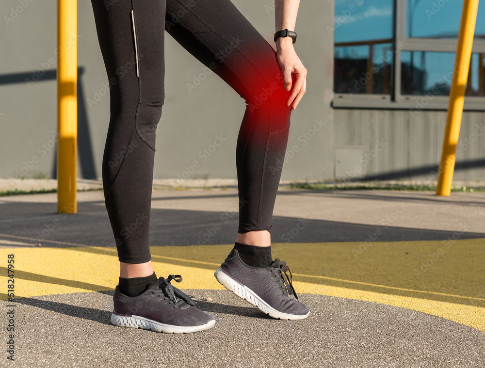 Athlete knee pain. Sports trauma caused by patellar fracture ...