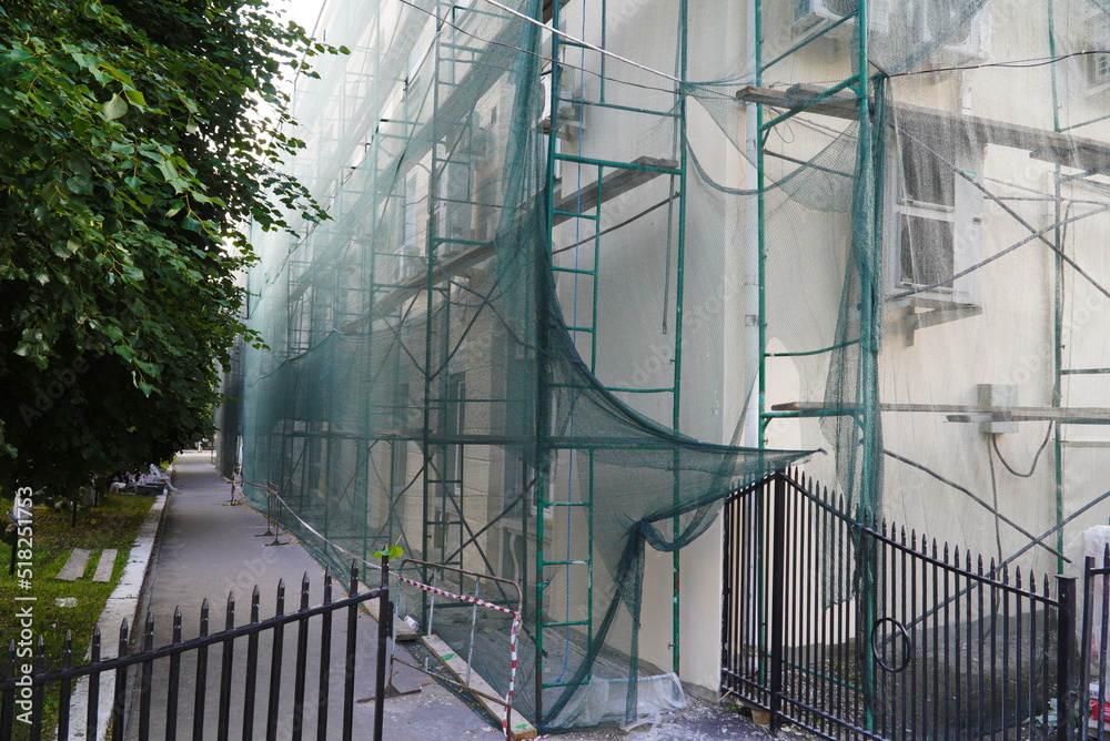 Foto de The facade of the building is closed with a grid, the building ...