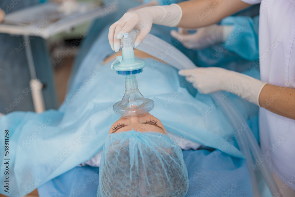 Close up hands of doctor anesthesiologist holding breathing mask on ...