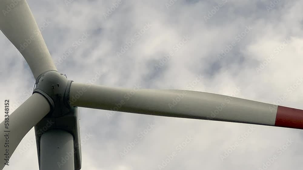 Stockvideo WIATRAK. WIATRAK NA POLU W POCHMURNY DZIEŃ. WIATRAK NA TLE ...